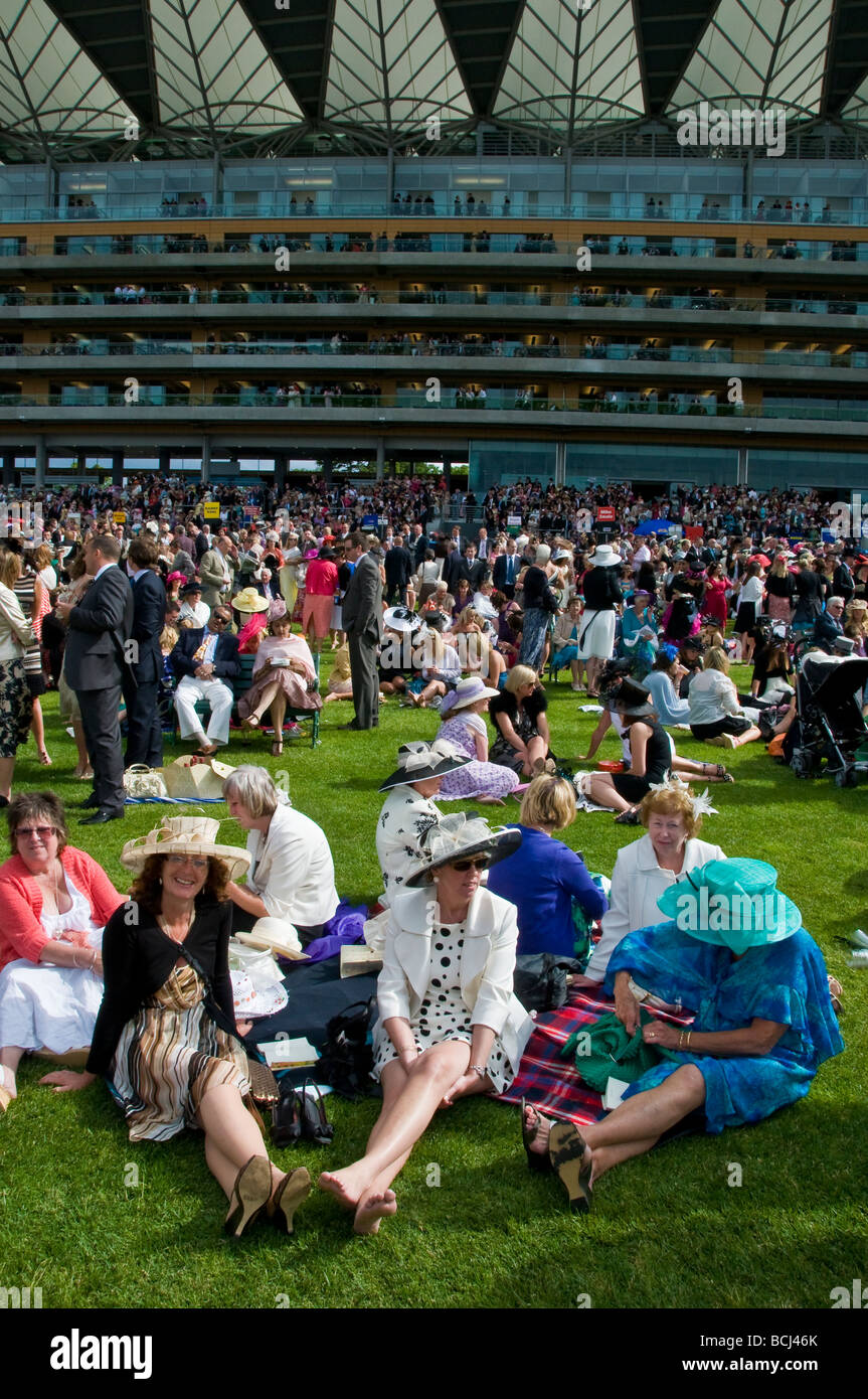 Royal Ascot Horse Races, Ladies Day, Berkshire, England, UK Stock Photo ...