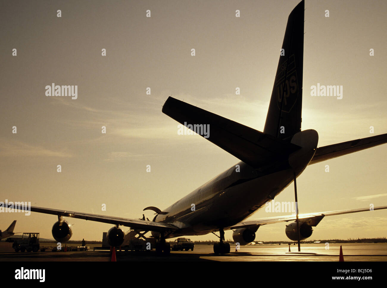 Commercial Jet on Tarmac Unloading Freight Fairbanks Stock Photo - Alamy