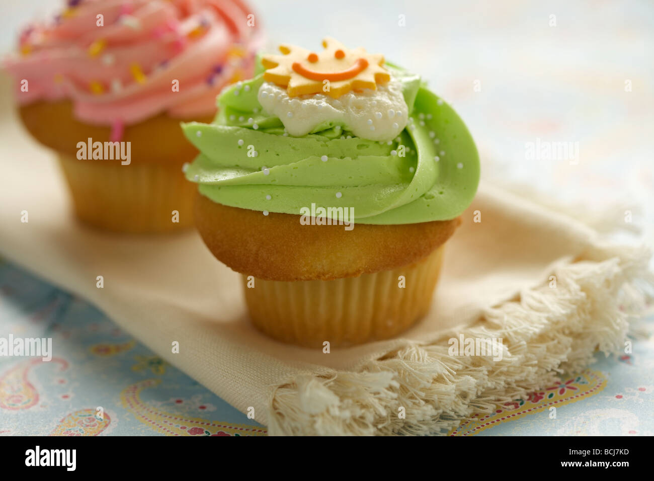 Close-up cupcakes with frosting and sprinkles Stock Photo - Alamy