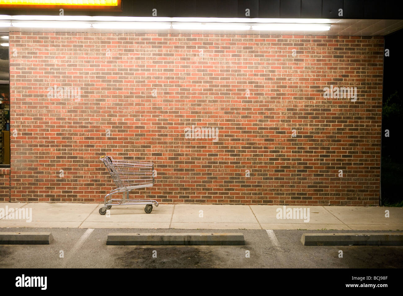 Brick wall night hi-res stock photography and images - Alamy