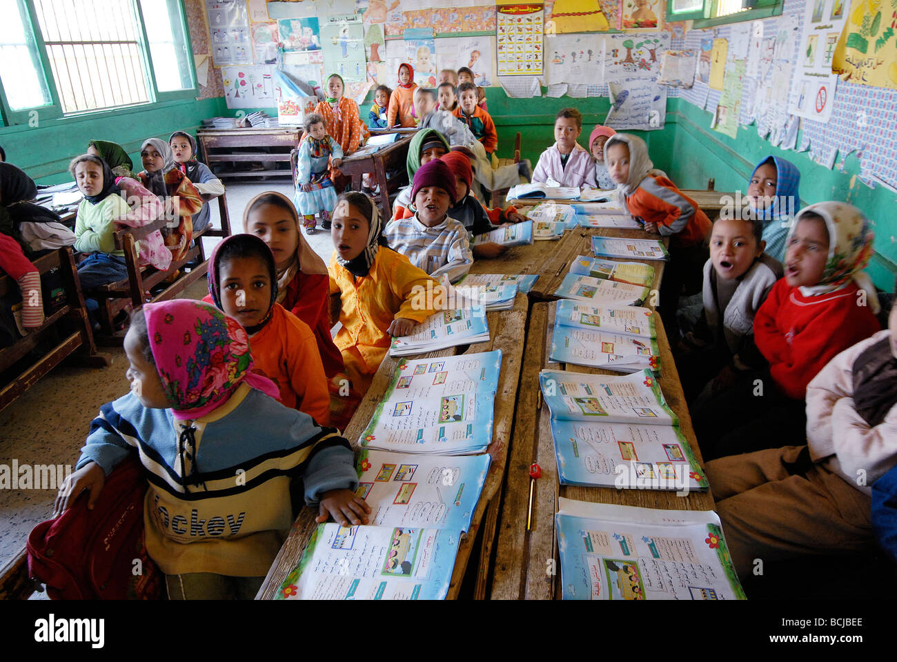 Crowded classroom hi-res stock photography and images - Alamy