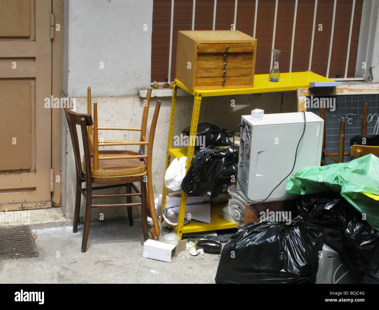 Inside derelict house old furniture hi-res stock photography and images ...
