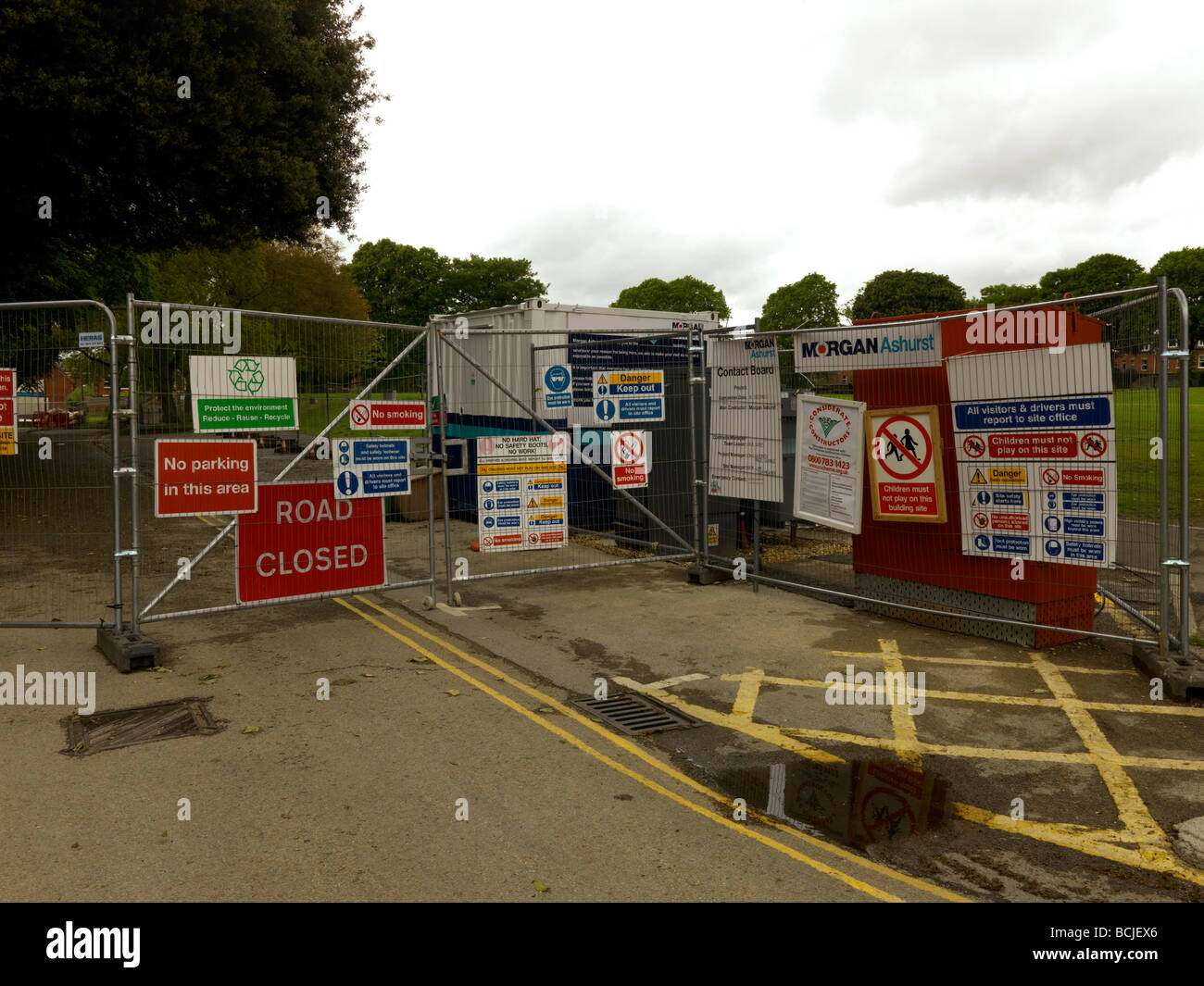 Road Closed and Warning Signs Salisbury Wiltshire Stock Photo - Alamy