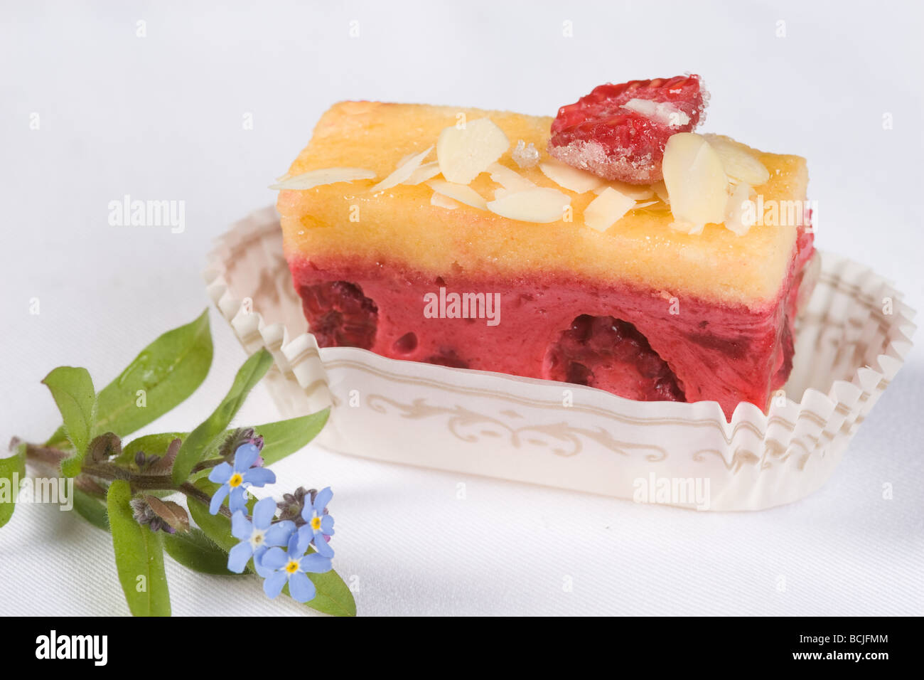 Raspberry almond tart hi-res stock photography and images - Alamy