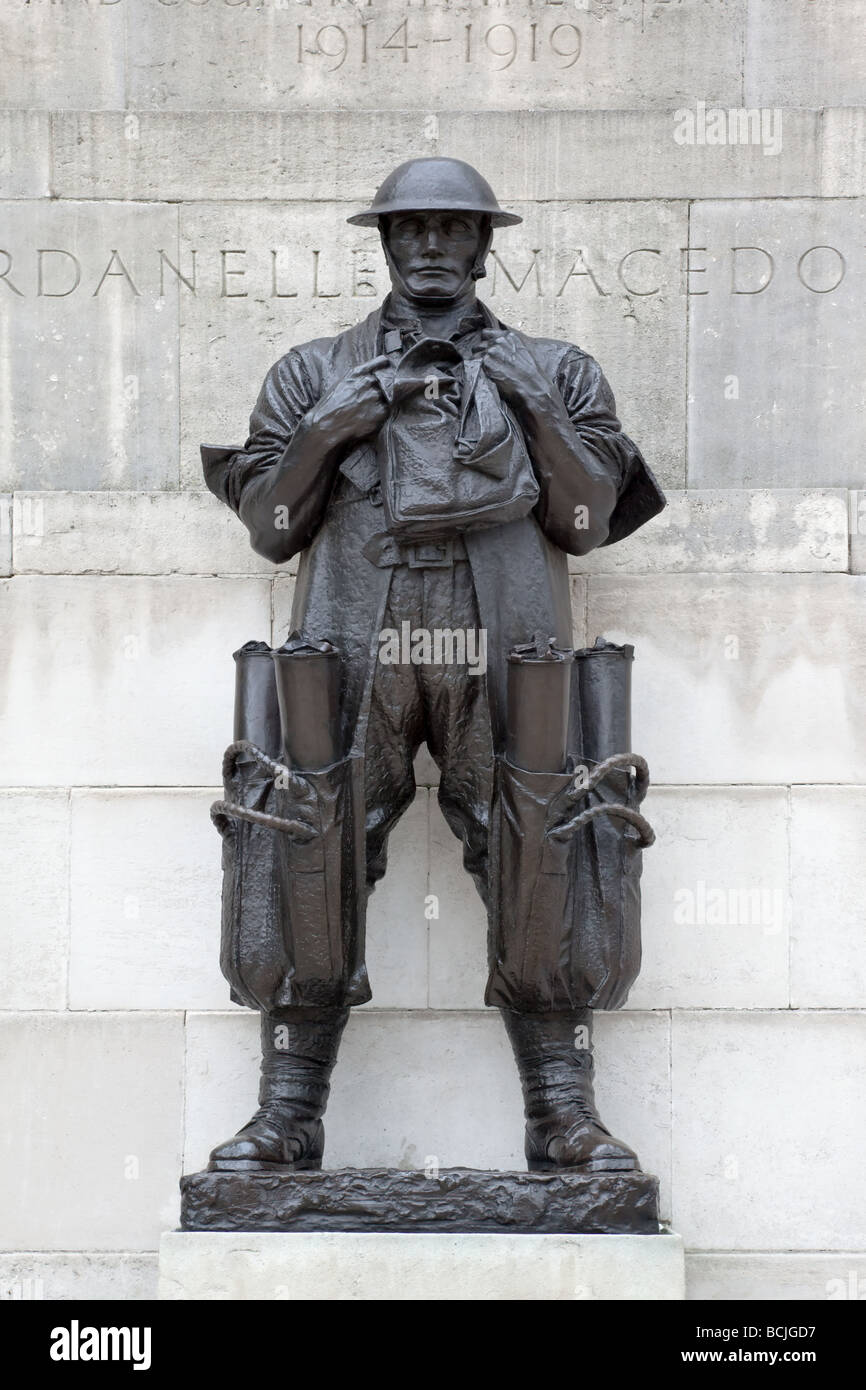 The statue and World War One memorial to the Royal Regiment of ...