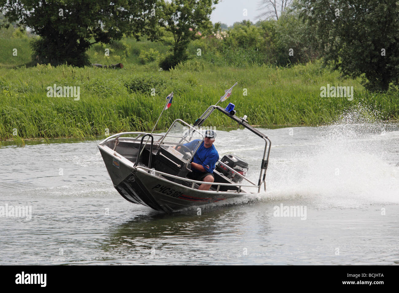 Speed boat & outboard engine making a bow wave Stock Photo - Alamy
