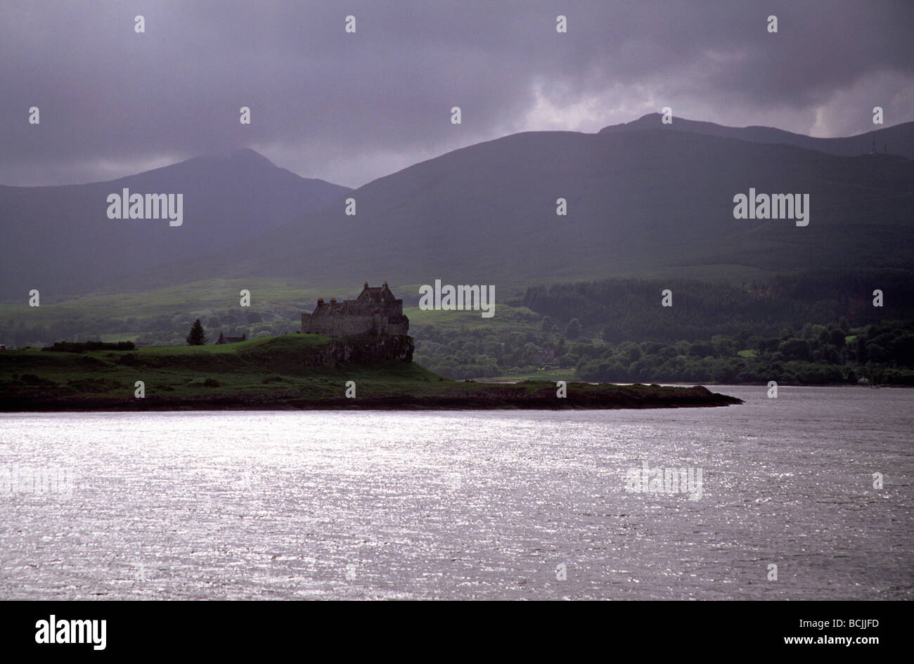 Duart Castle, stonghlod of the Clan MaClean overlooks the Sound of Mull ...