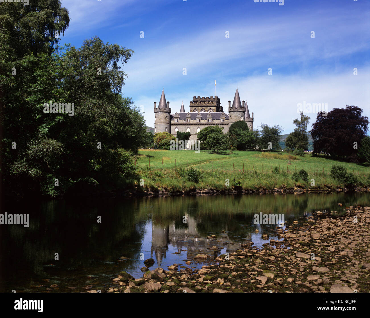 Inveraray Castle on the shore of Loch Fyne Stock Photo - Alamy