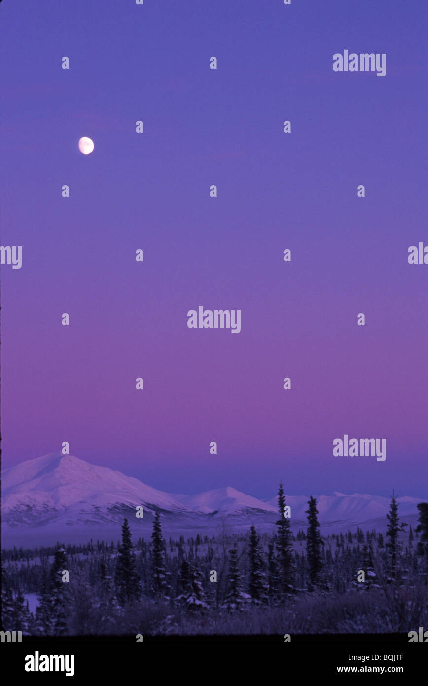 Moon and the alaska range hi-res stock photography and images - Alamy