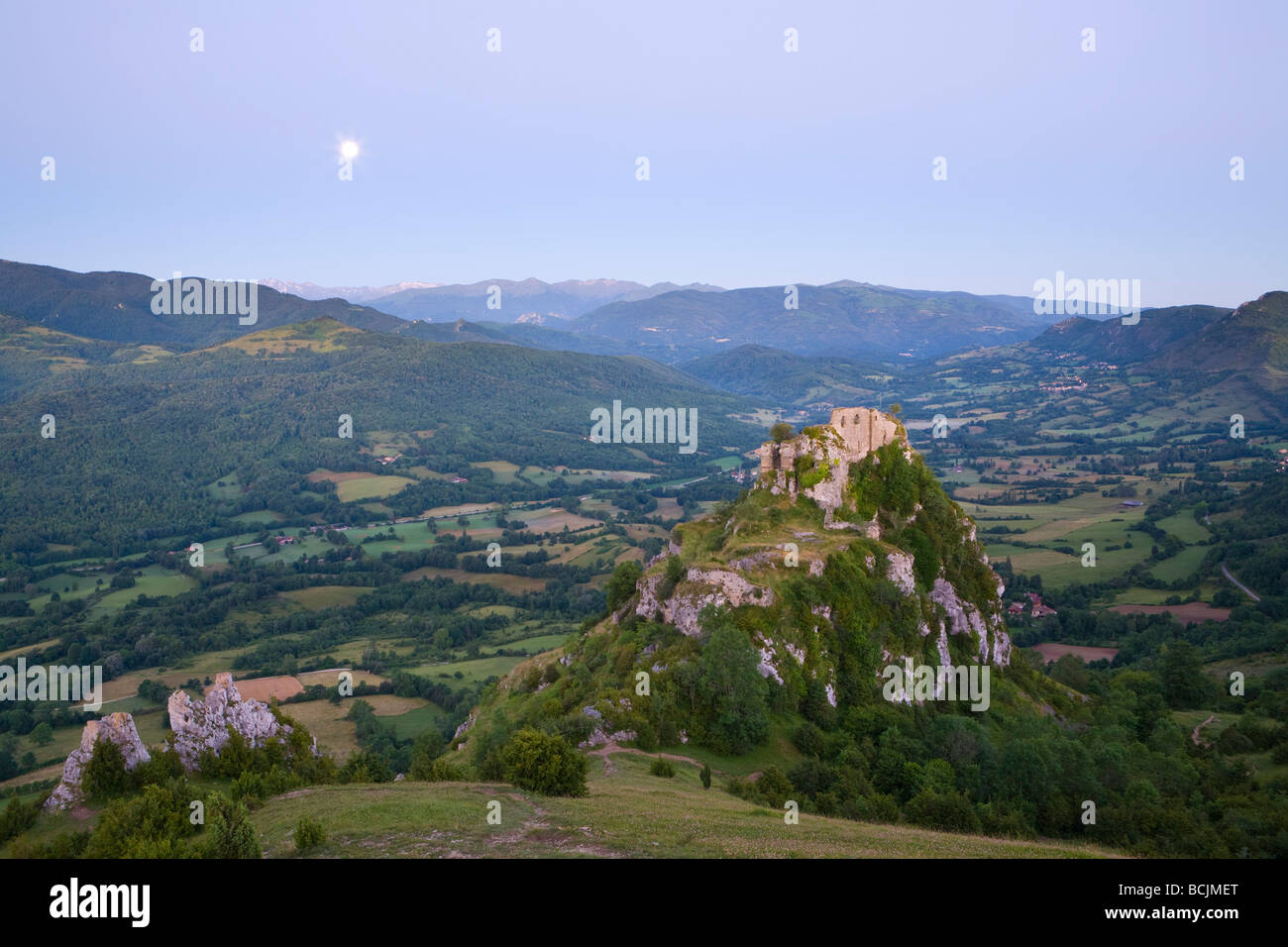 Chateau scenery hi-res stock photography and images - Alamy