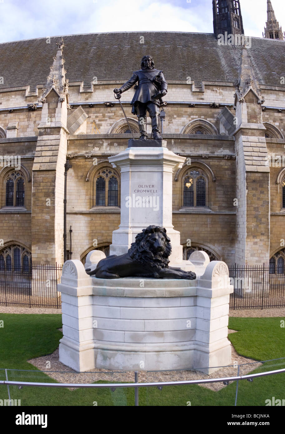 Houses of parliament statue hi-res stock photography and images - Alamy