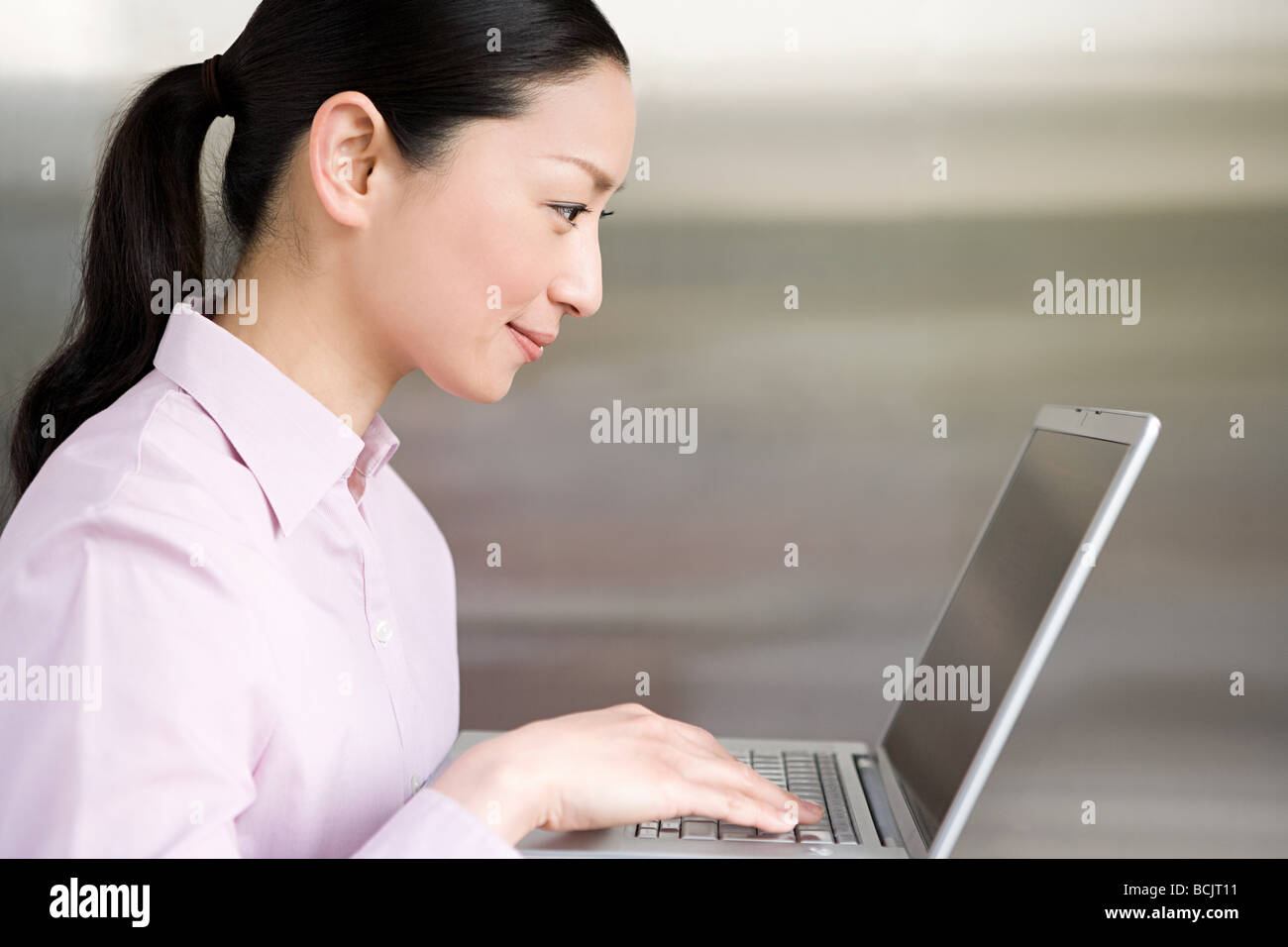 Japanese woman using a laptop computer Stock Photo - Alamy
