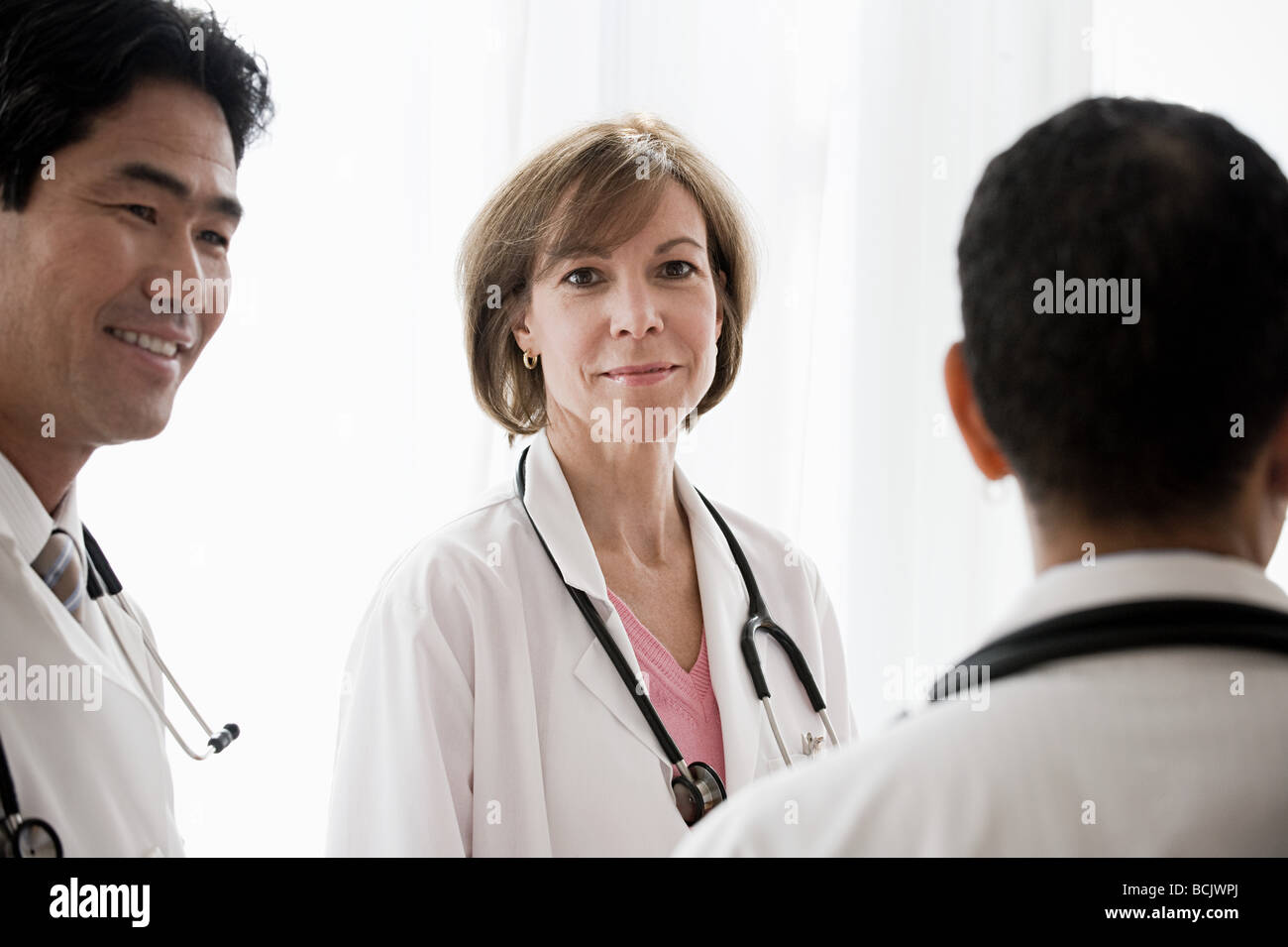 Doctors talking diversity hi-res stock photography and images - Alamy