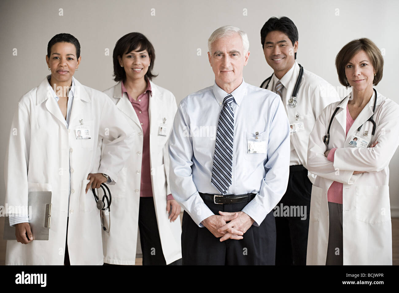 Five doctors consulting hi-res stock photography and images - Alamy