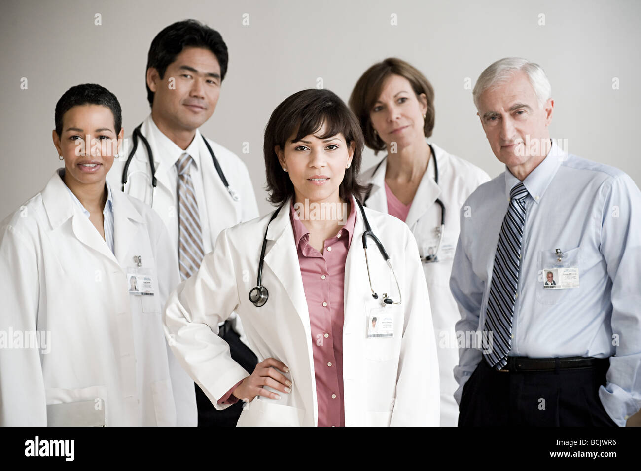 Five doctors consulting hi-res stock photography and images - Alamy
