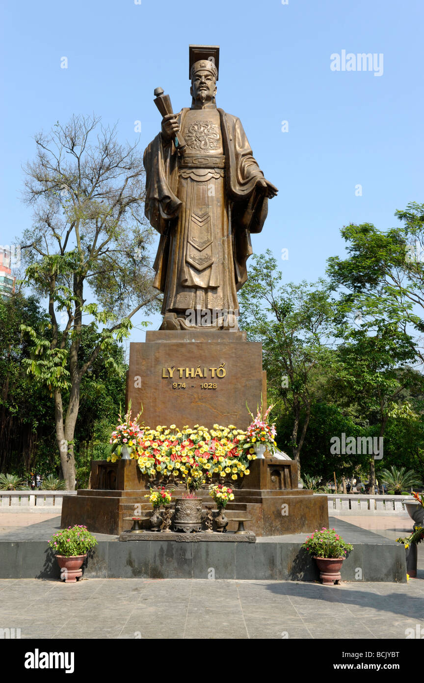 Ly Thai To statue at Indira Gandhi Park, Hanoi, vietnam Stock Photo - Alamy