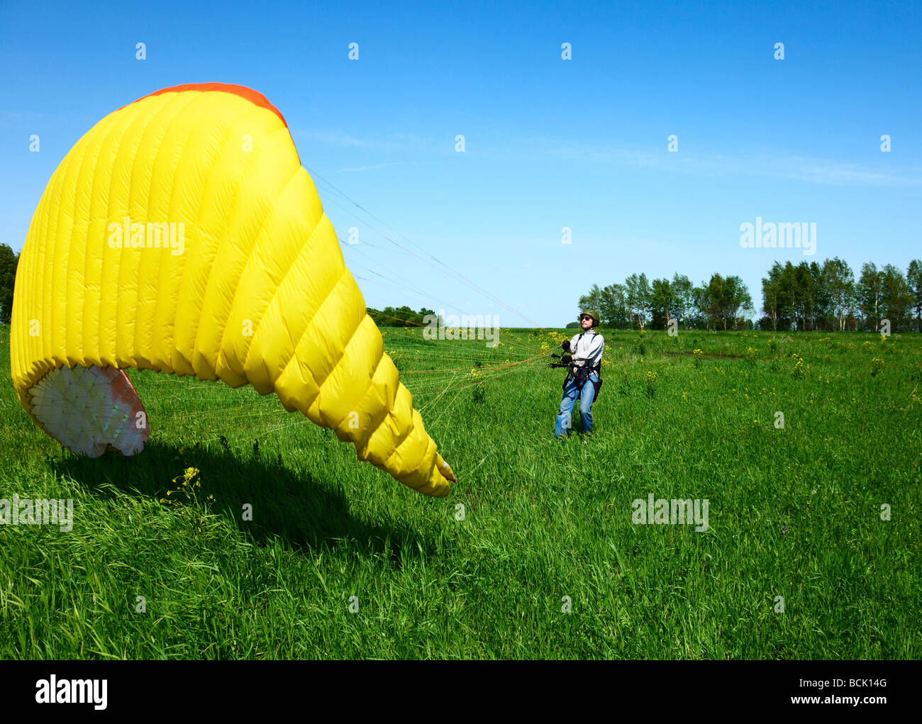 Young man paraplanerist operate of paraplane Stock Photo - Alamy