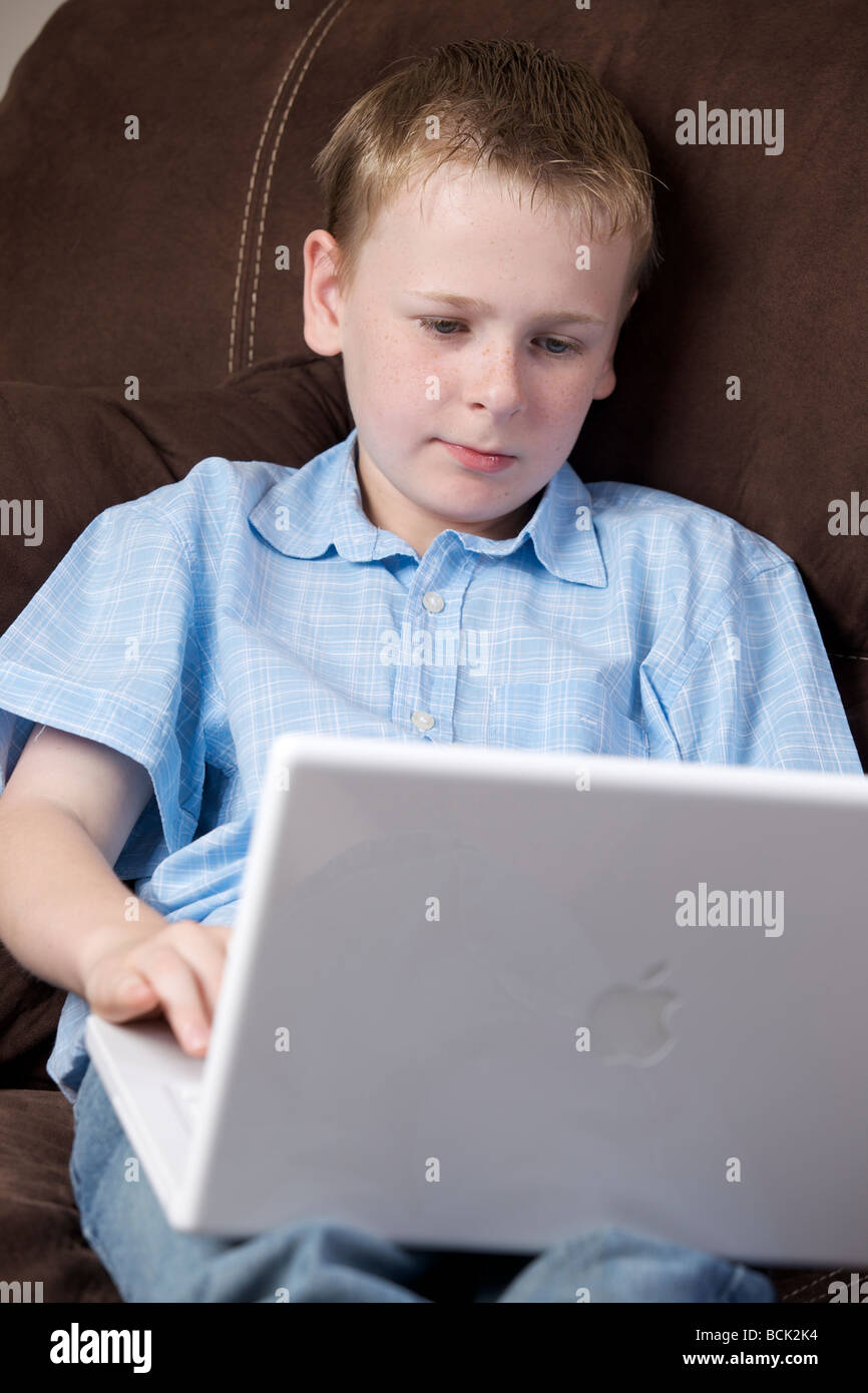 7 year old boy using computer hi-res stock photography and images - Alamy