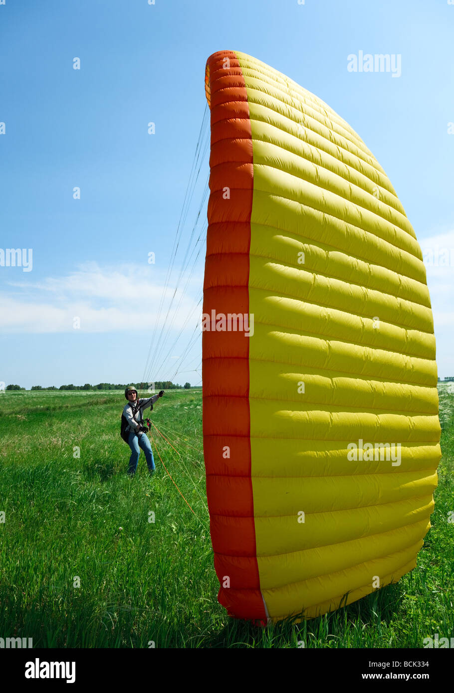 Young man paraplanerist operate of paraplane Stock Photo - Alamy