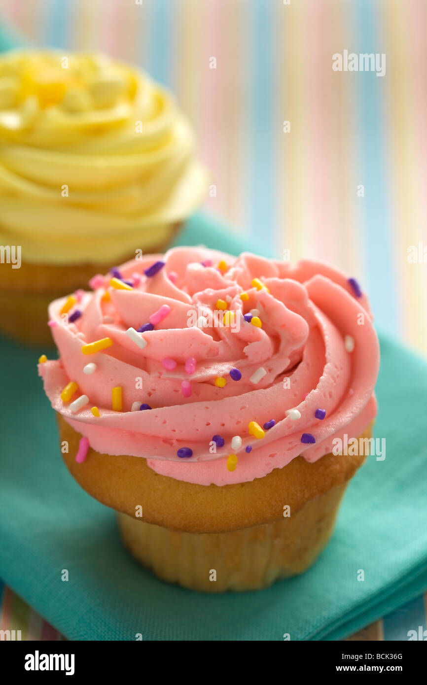Close-up cupcakes with frosting and sprinkles Stock Photo - Alamy