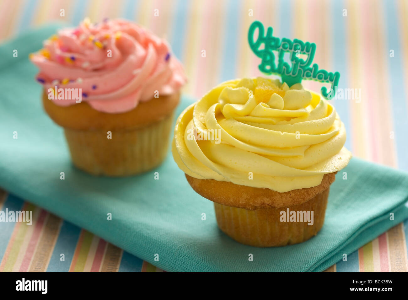 Close-up cupcakes with frosting and sprinkles Stock Photo - Alamy