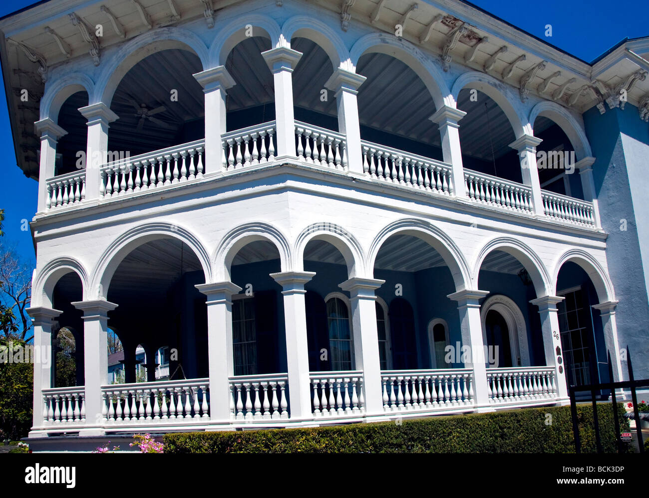 Front porch columns southern style hi-res stock photography and images ...