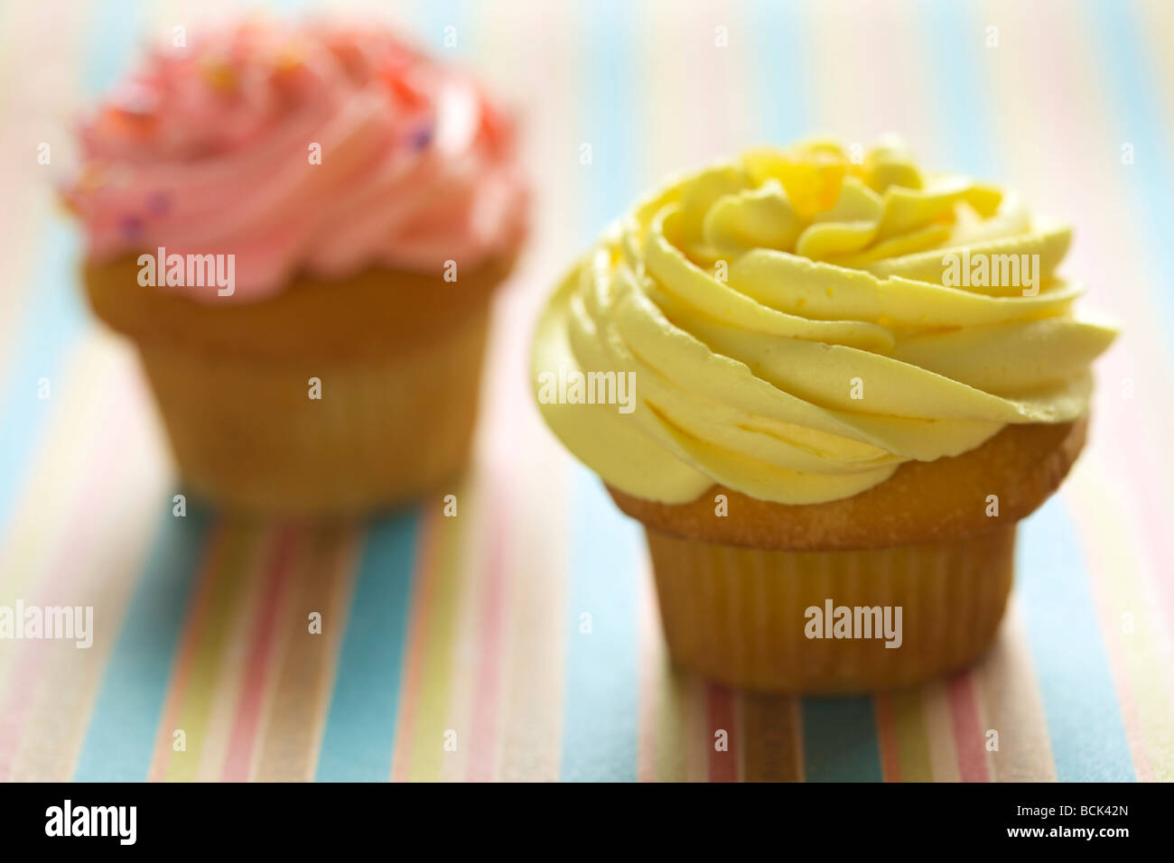 Close-up cupcakes with frosting and sprinkles Stock Photo - Alamy