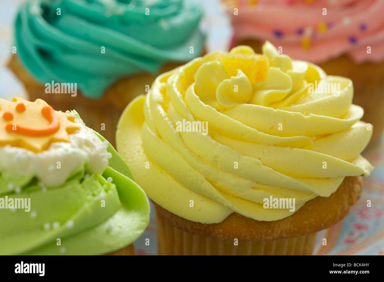 Close-up cupcakes with frosting and sprinkles Stock Photo - Alamy