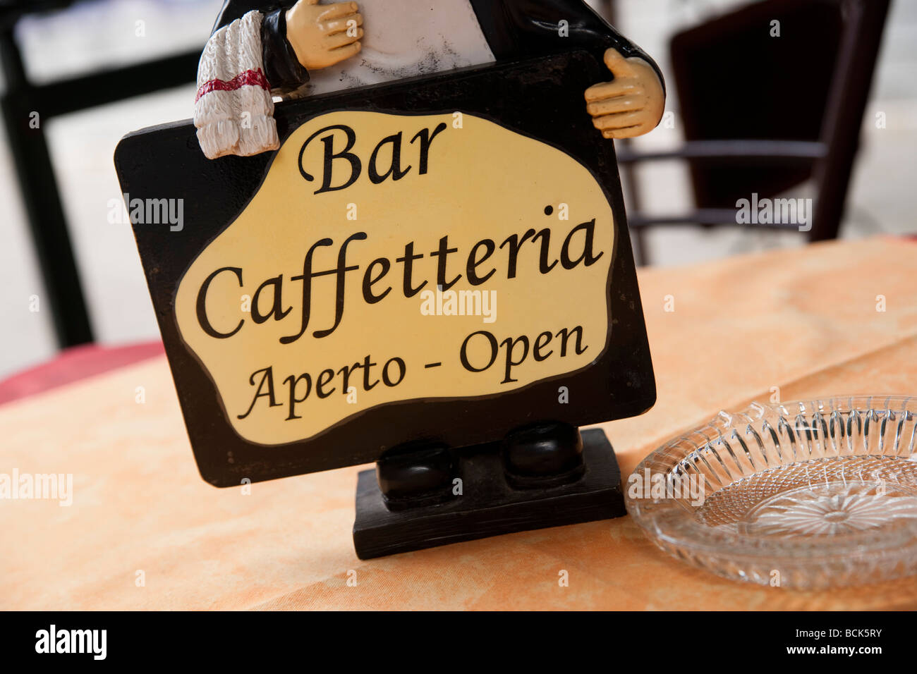 Open aperto sign hi-res stock photography and images - Alamy