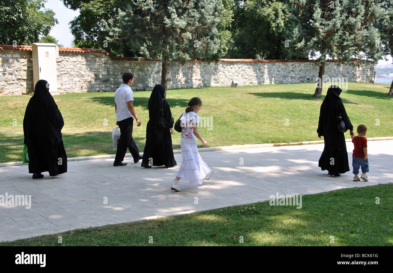 Images of Istanbul - Women wearing the burka Stock Photo - Alamy