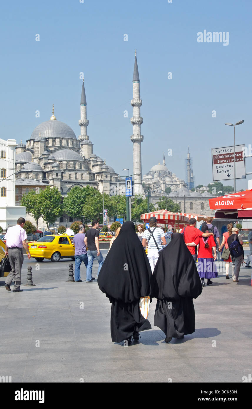 Muslim women burka hi-res stock photography and images - Alamy