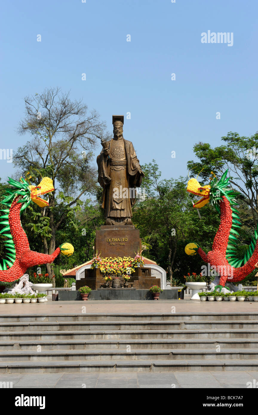 Ly Thai To statue at Indira Gandhi Park, Hanoi, vietnam Stock Photo - Alamy