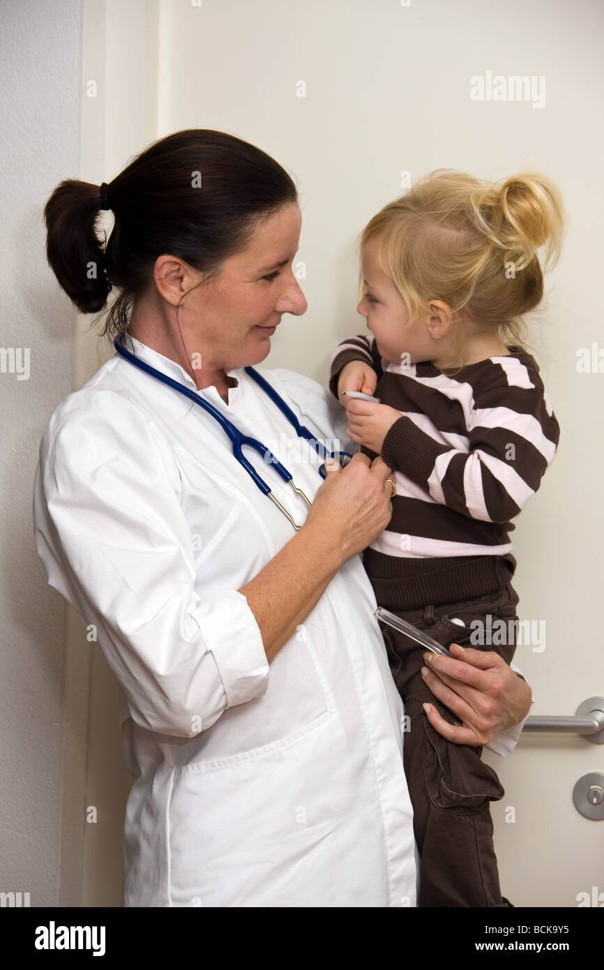 Children's doctor examines a child in surgery Stock Photo - Alamy