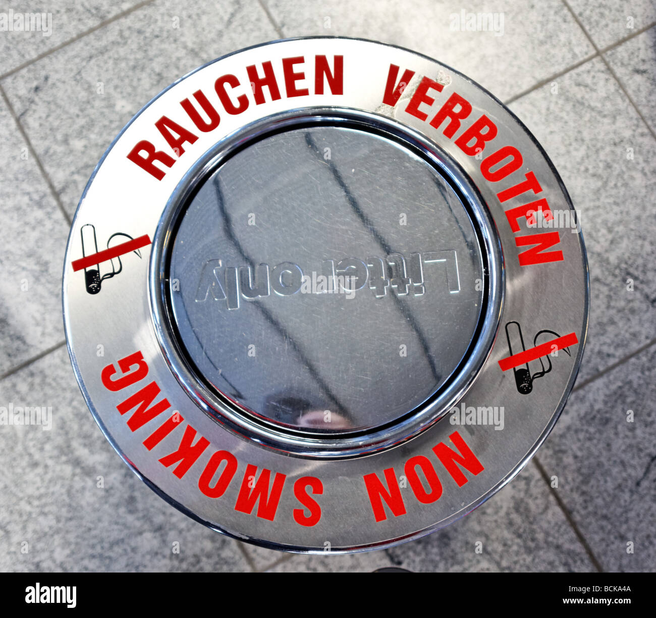 Warning on a dustbin 'no smoking' Stock Photo - Alamy