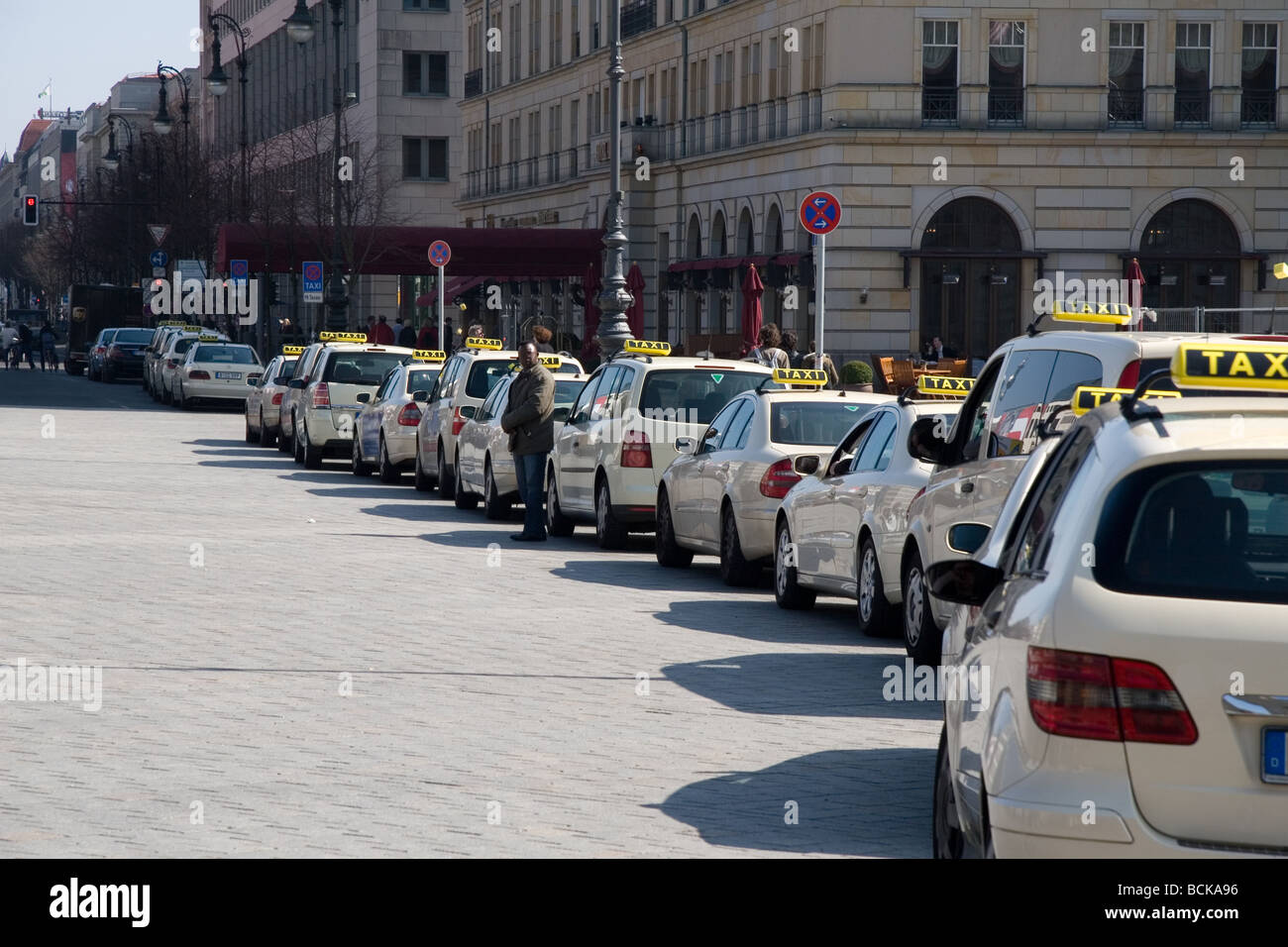 Car queue hotel hi-res stock photography and images - Alamy