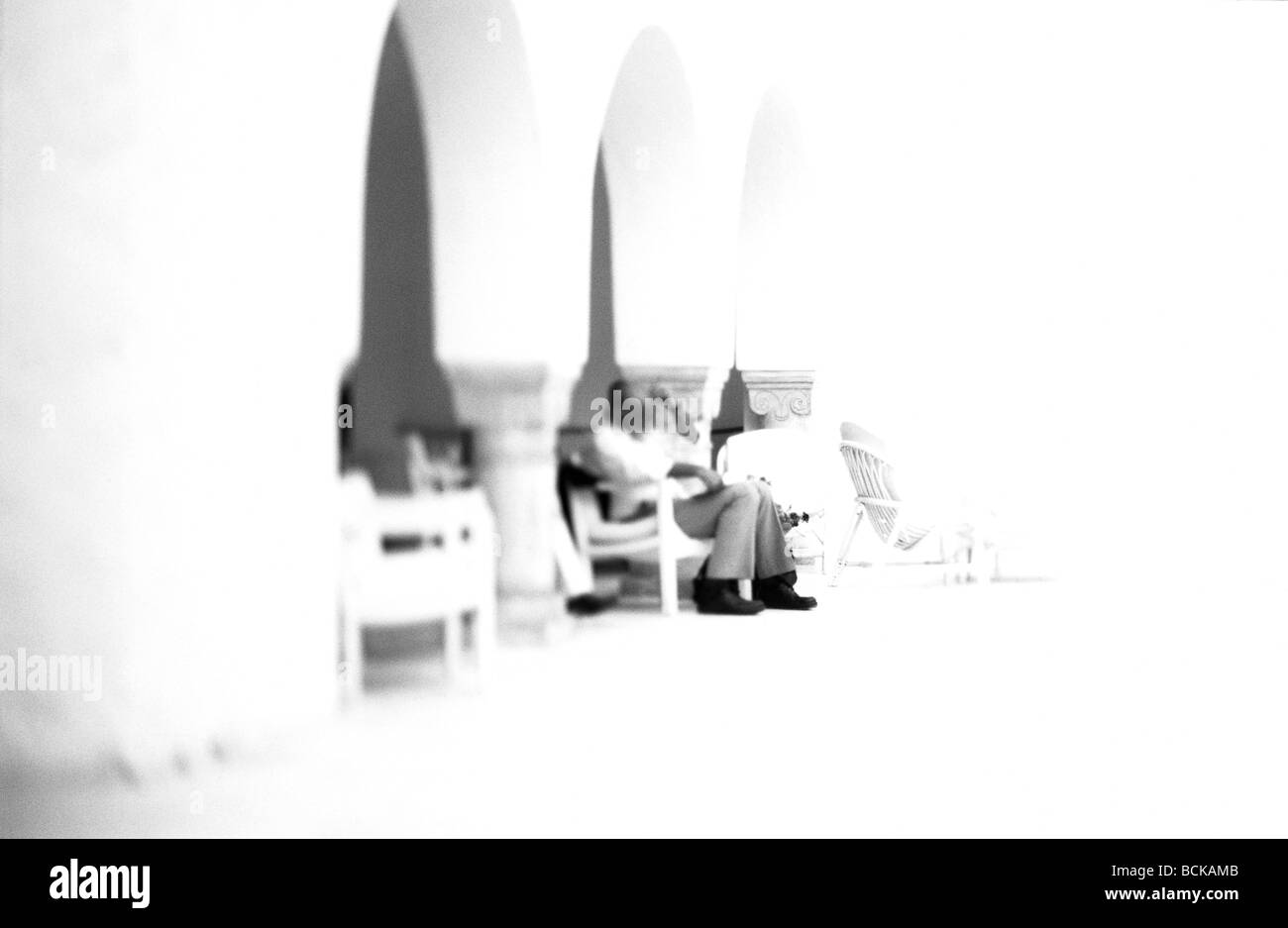 People sitting under arch hi-res stock photography and images - Alamy