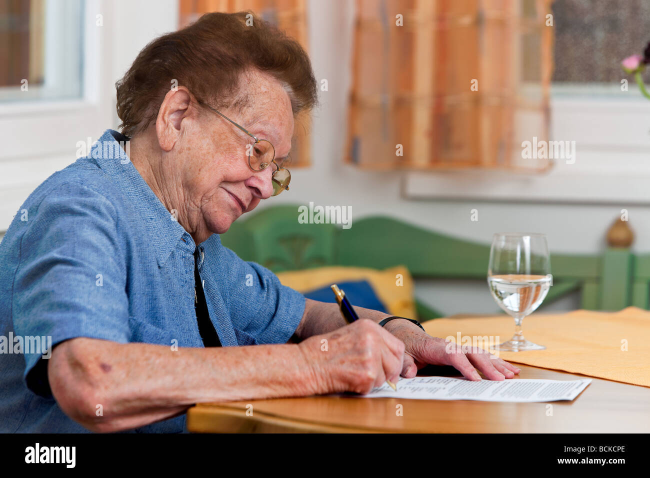 Contract law symbols hi-res stock photography and images - Alamy