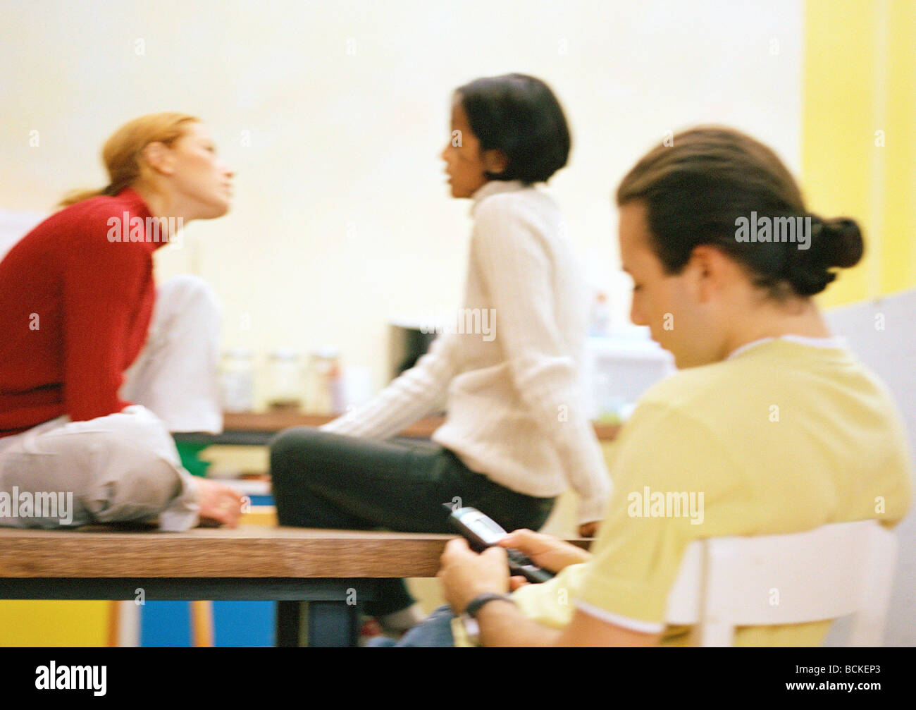Women sitting around kitchen table hi-res stock photography and images ...
