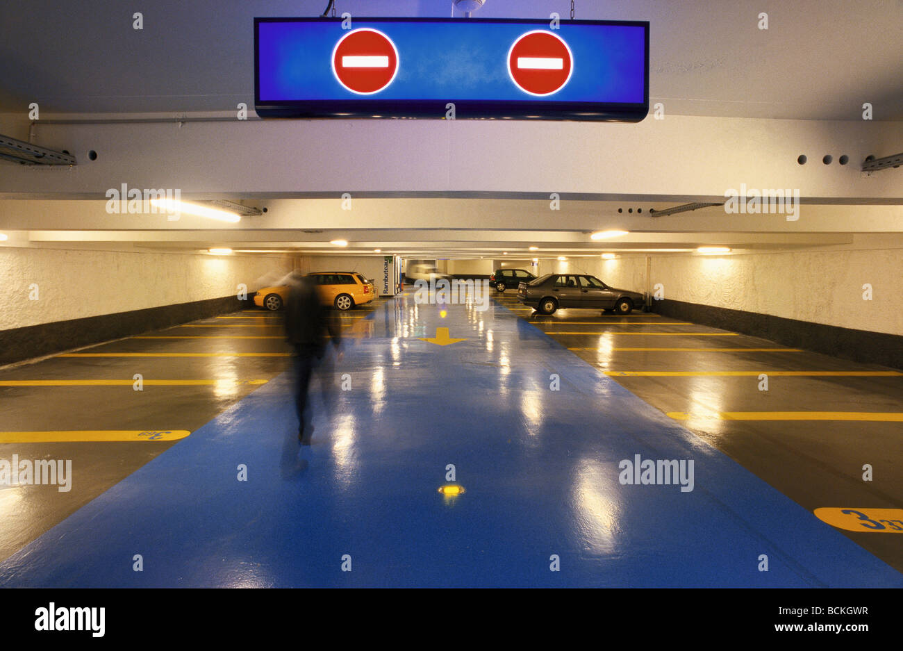 Cars enter parking garage hi-res stock photography and images - Alamy