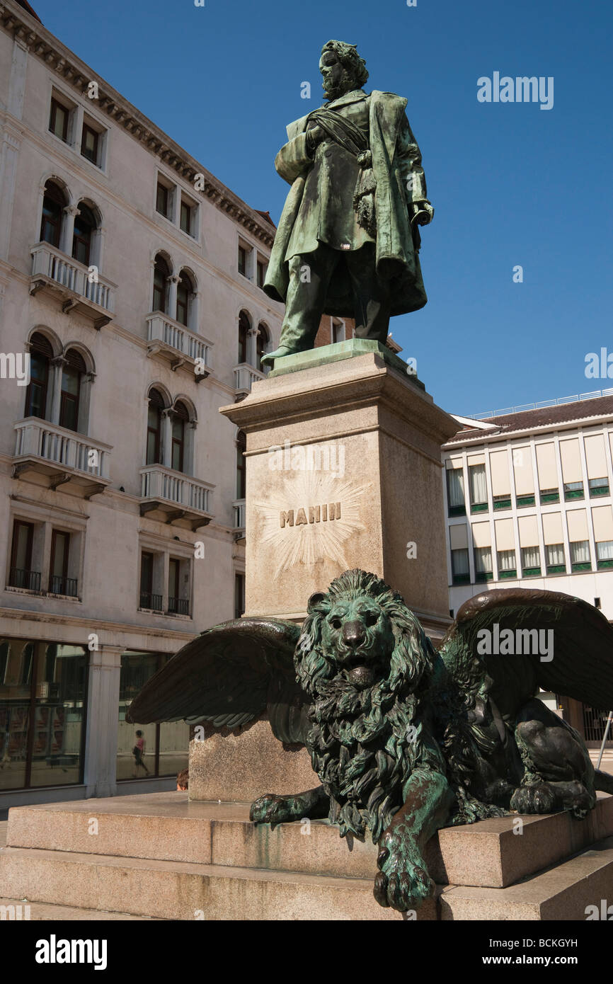 Venice - the Piazza Manin statue of Manin and lion Stock Photo - Alamy