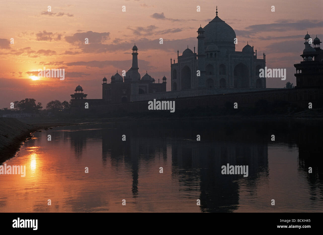 India Uttar Pradesh Agra Taj Mahal Mumtaz Mahal Tomb Yamuna River Stock ...