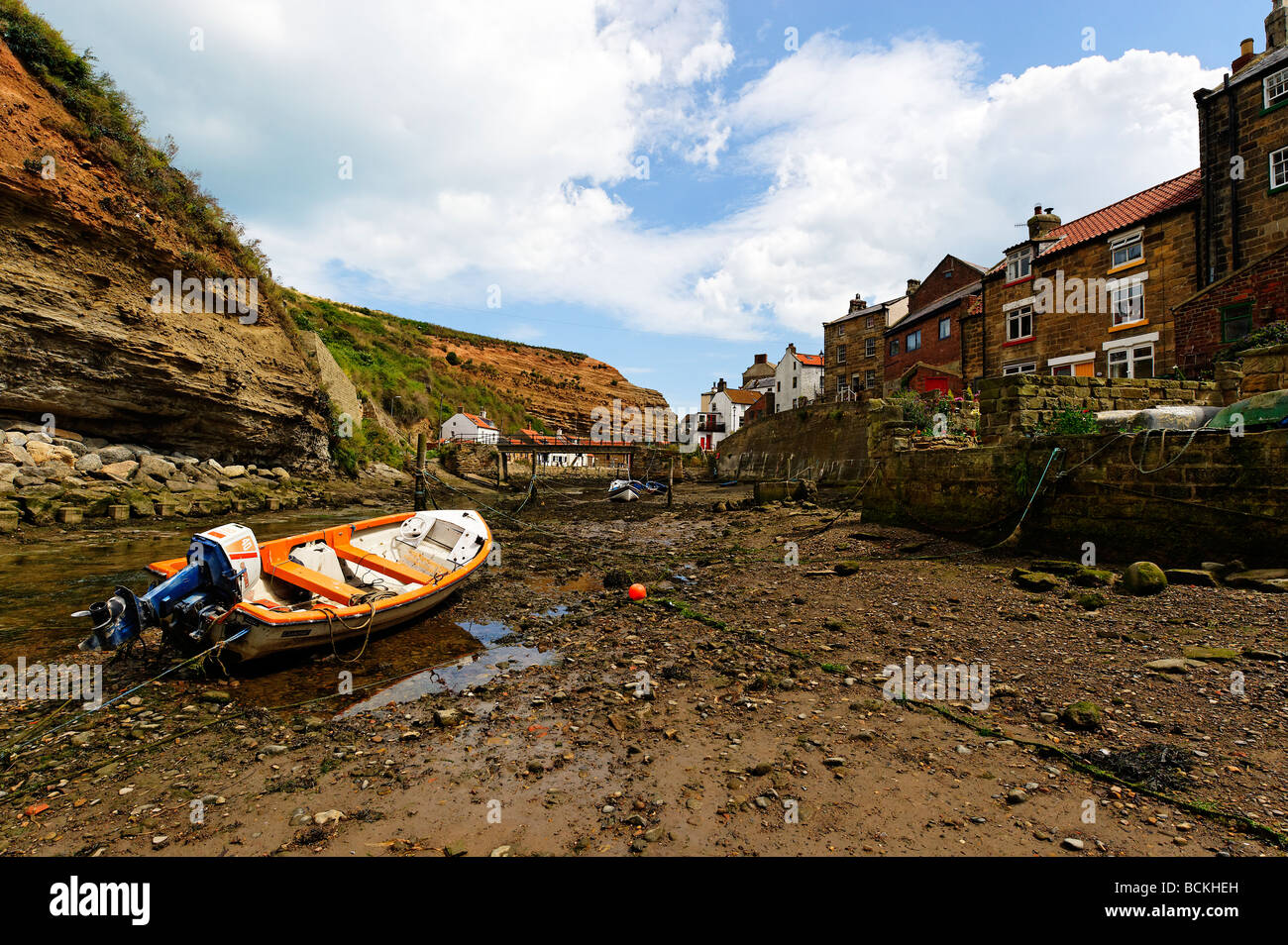 Staithes and Staithes Beck at low tide Stock Photo - Alamy