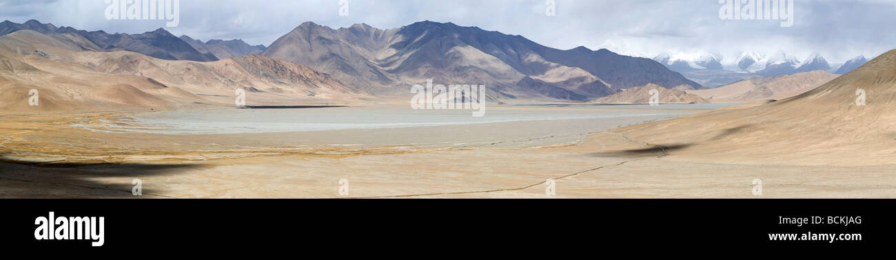 Pond drying up in the desert Stock Photo - Alamy
