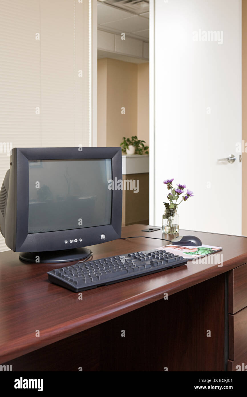 Computer on office desk Stock Photo - Alamy