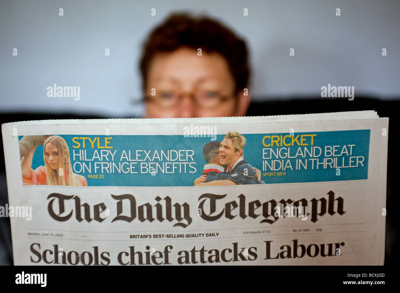 Reading broadsheet newspaper uk hi-res stock photography and images - Alamy
