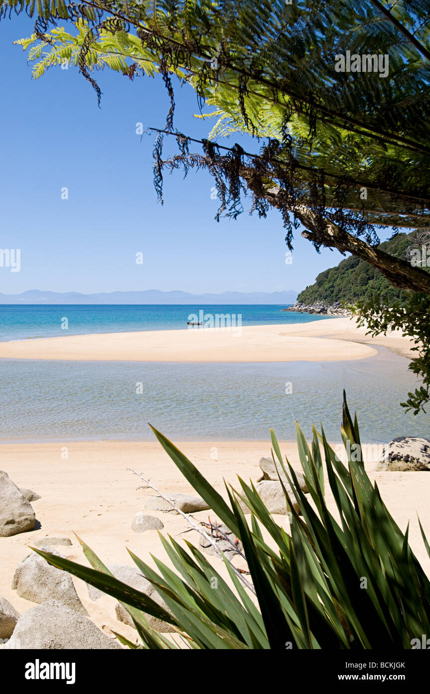 Secluded beach hi-res stock photography and images - Alamy