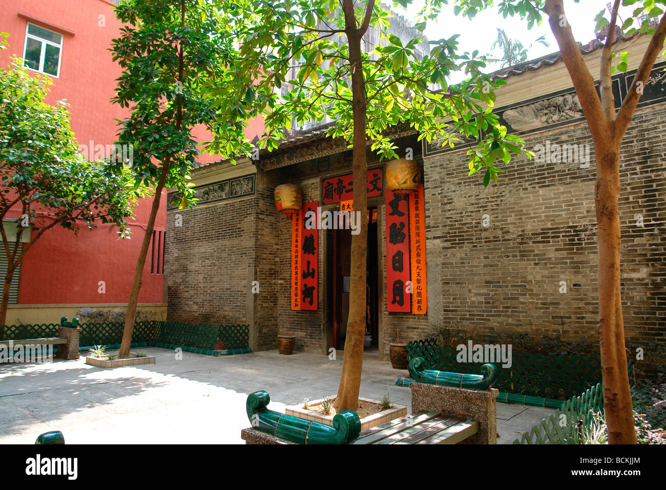 Chinese man buddhist temple hi-res stock photography and images - Alamy