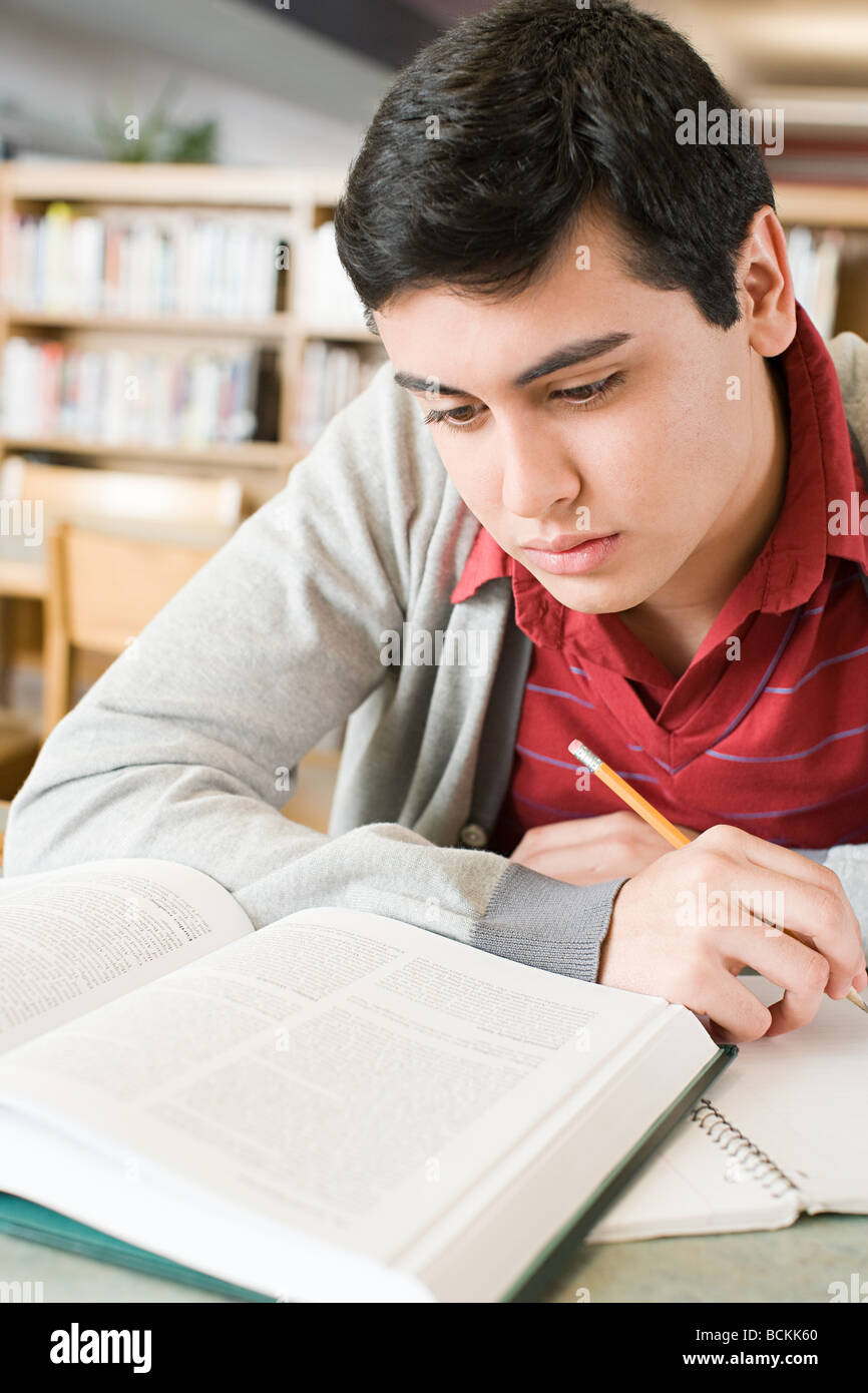 Reading note boy hi-res stock photography and images - Alamy