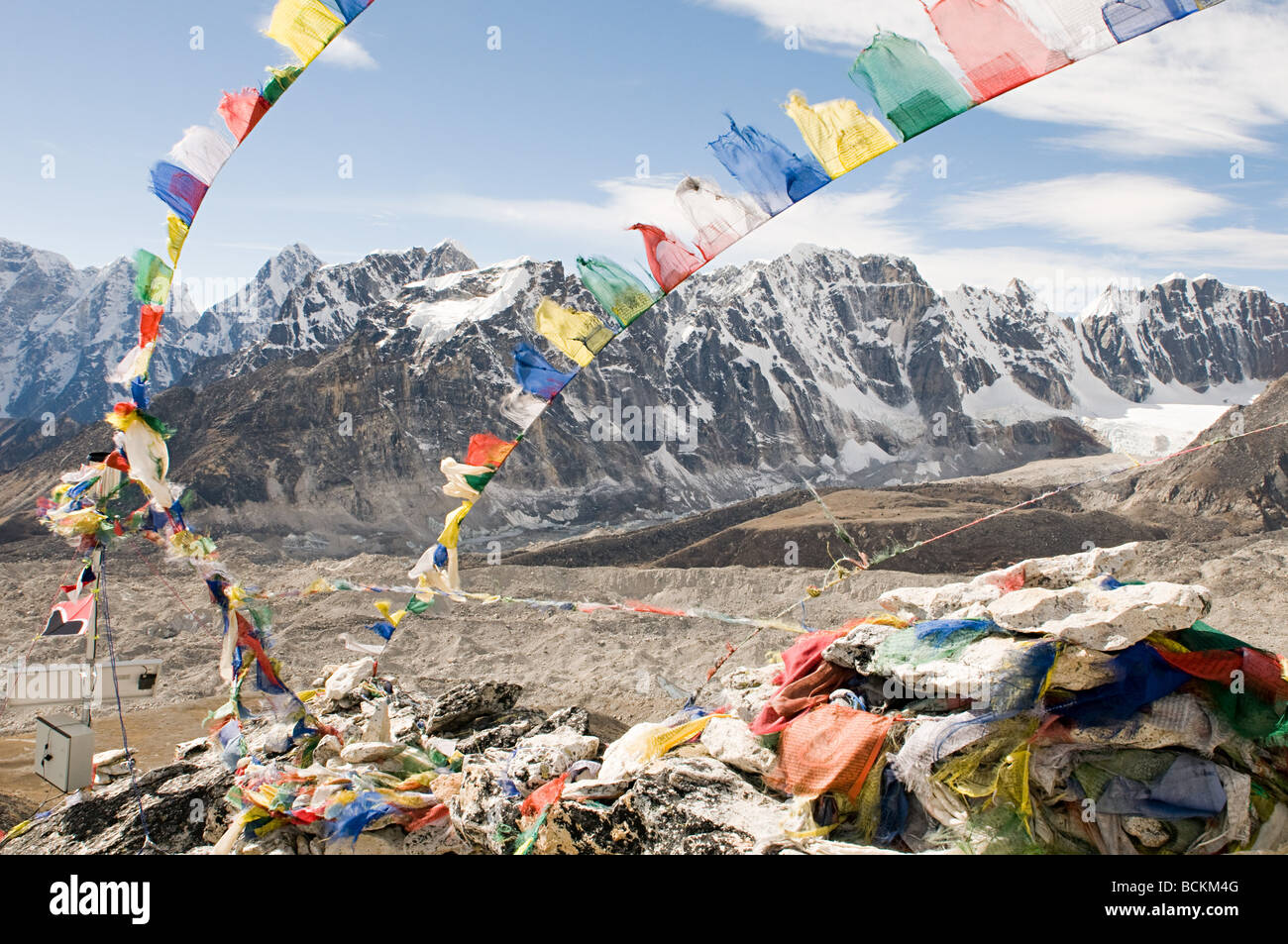 Prayer flags and mount everest Stock Photo - Alamy