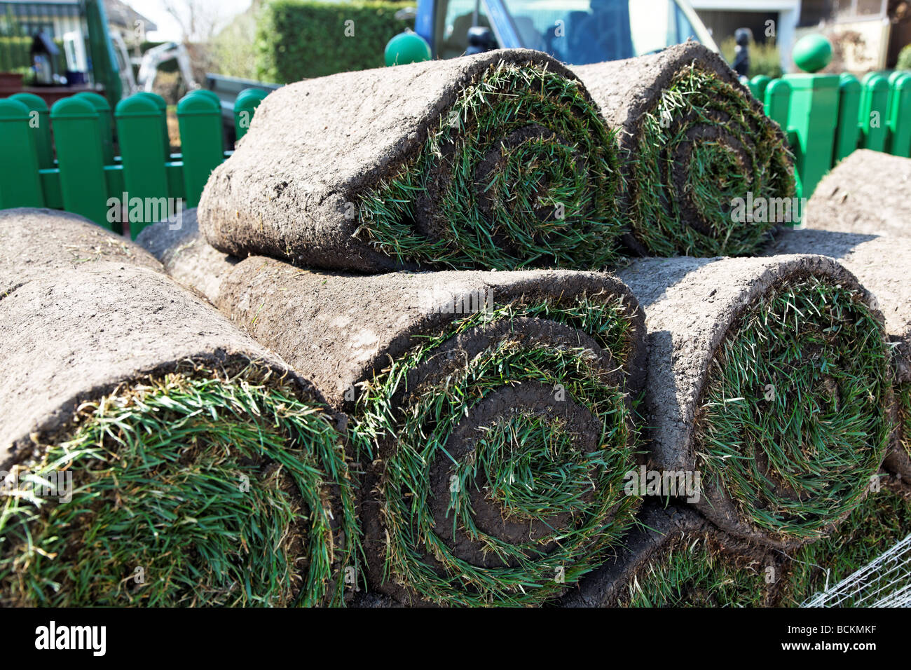 Gardeners lay a rolling lawn in a garden Stock Photo - Alamy
